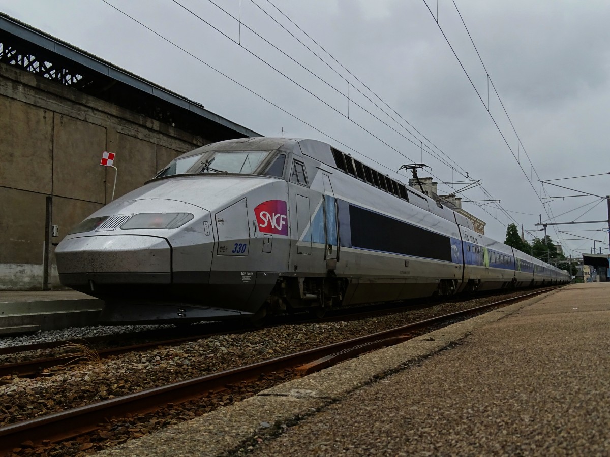 Im Bahnhof Quimper (Frankreich, Region Bretagne, Département Finistère) wartet der TGV ...