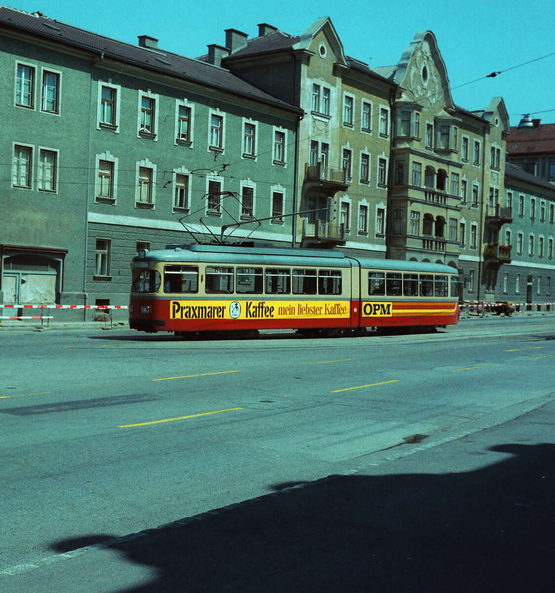 Innsbruck STB SL 6 (Mittelgebirgsbahn): Der GT8 87 hält abfahrtbereit ...