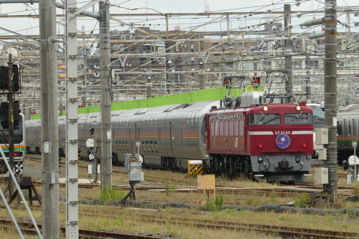 E-Lok EF81-80 der JR East, mit Kopfschild "CASSIOPEIA", am 11.06.2022, Oku Wagendepot ...