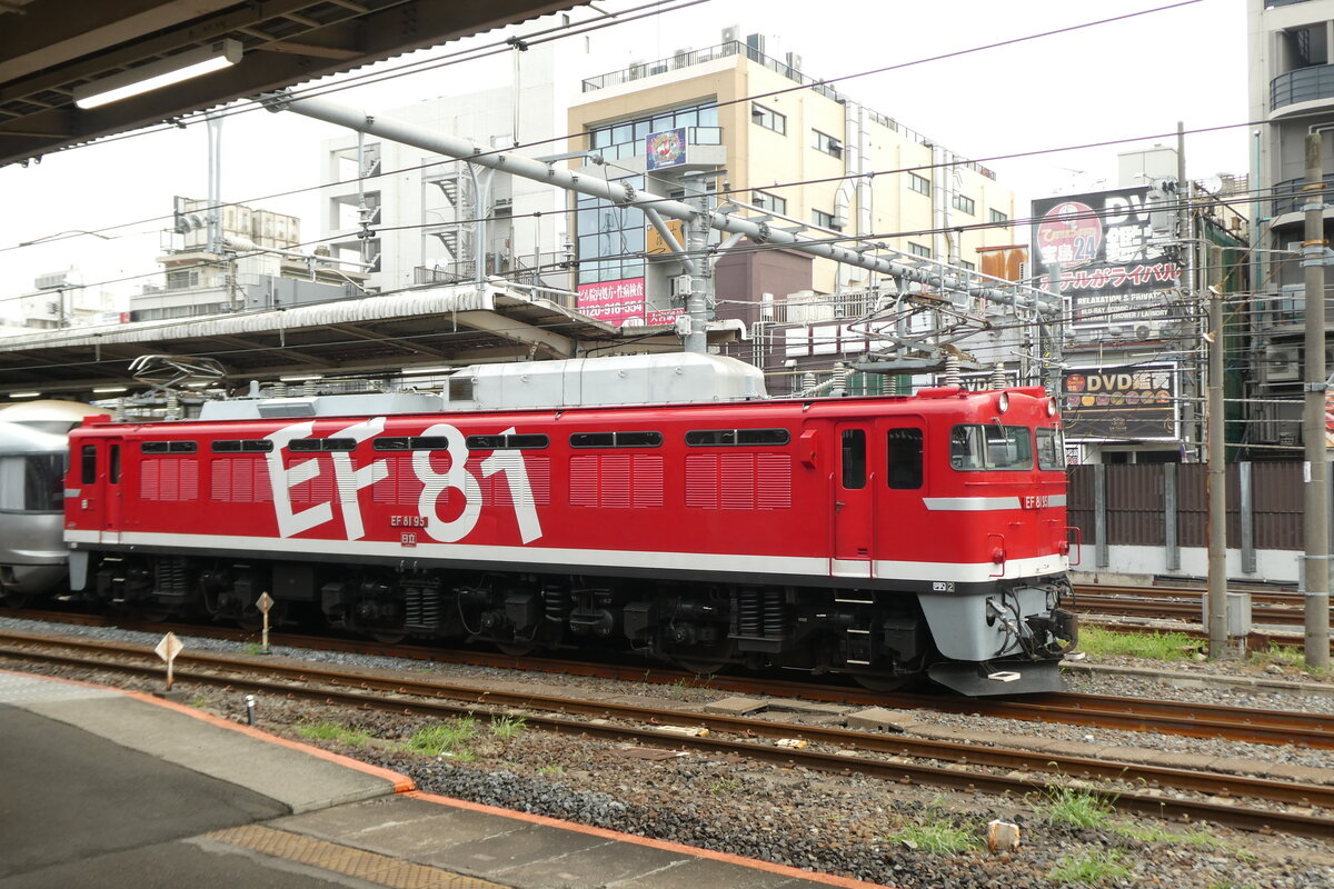 JR East E-Lok EF81-95 mit Nachtzug "CASSIOPEIA", im 23.08.2021, Ōmiya Bf - Bahnbilder.de