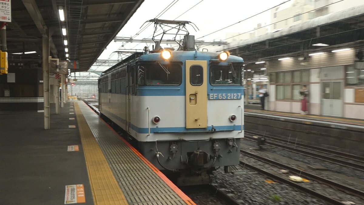JR Freight E-Lok EF65-2127 mit Güterwagen-Zubringerzug, im 11.06.2022, Ōmiya Bf - Bahnbilder.de