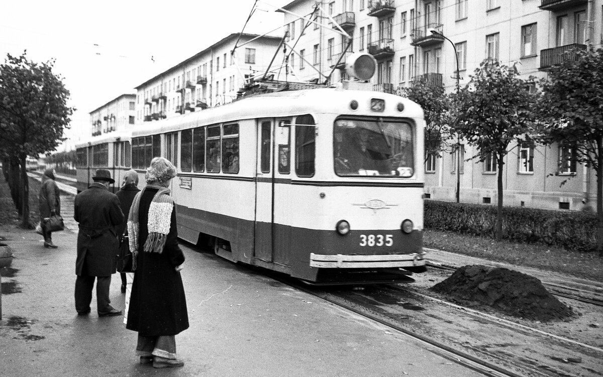 Leningrad Tram__LM-49-Zug an der Haltestelle.__10-1977 - Bahnbilder.de