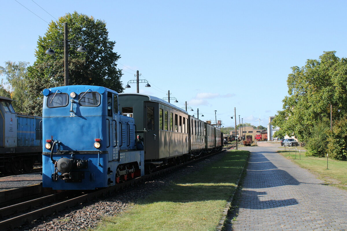 Lok 33 der Mansfelder Bergwerksbahn mit dem P 176 nach Hettstedt-Kupferkammerhütte, am 30.09. ...