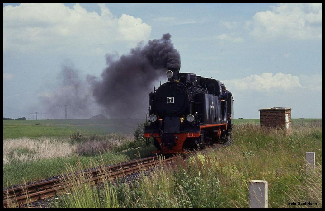 Lok 7 der Mansfelder Bergwerksbahn rangiert hier am Ortsrand von Klostermansfeld am 22.6.1991 ...