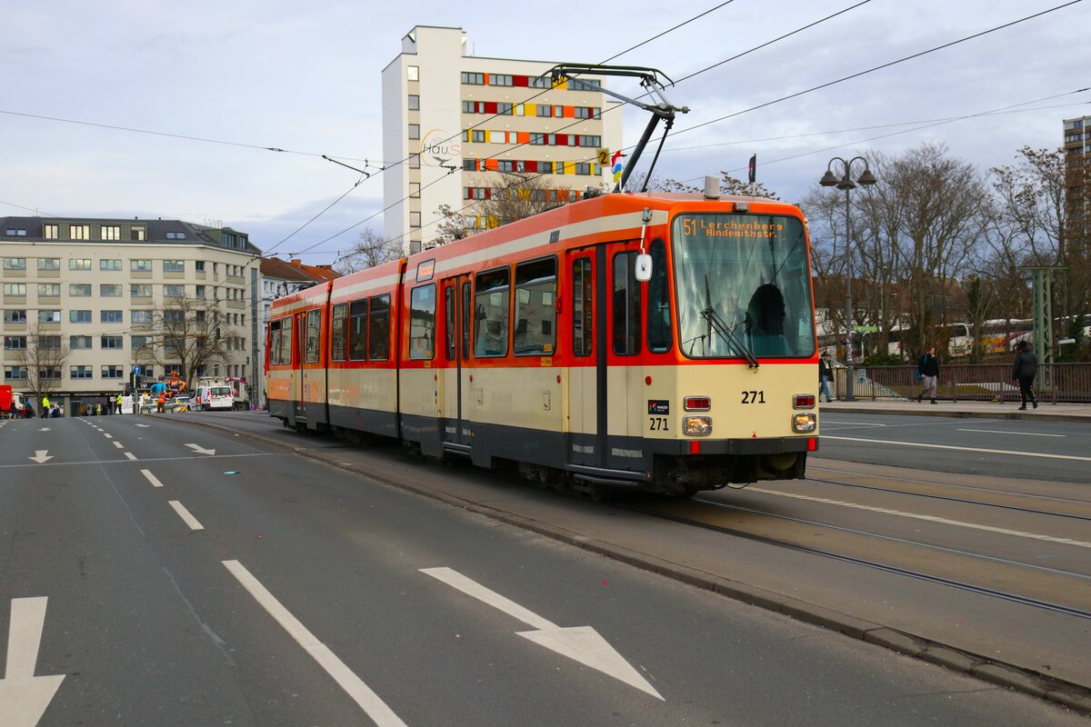 Mainzer Mobilität Düwag M8C 271 am 12.02.24 in Mainz Hbf - Bahnbilder.de