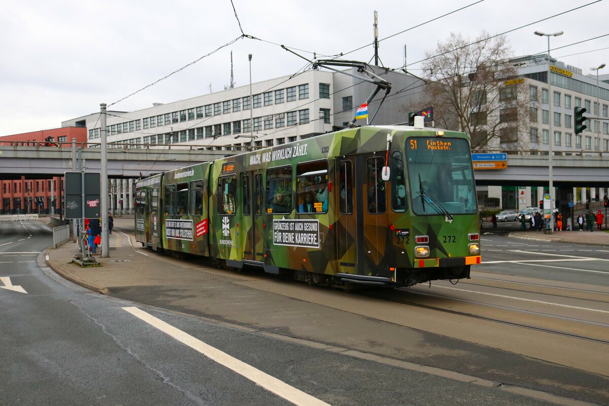 Mainzer Mobilität Düwag M8C 272 am 12.02.24 in Mainz Hbf - Bahnbilder.de