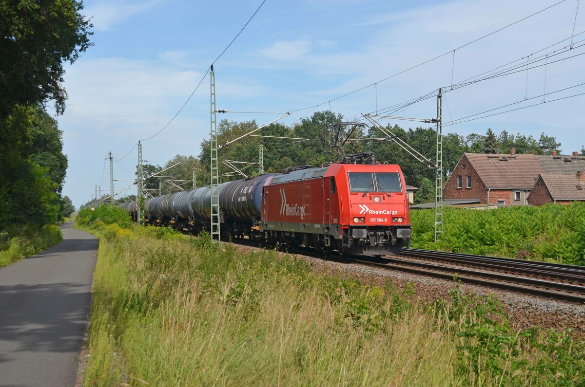 RheinCargo 185 350 am 01.09.2021 auf der linken Rheinstrecke nahe Königsbach - Bahnbilder.de