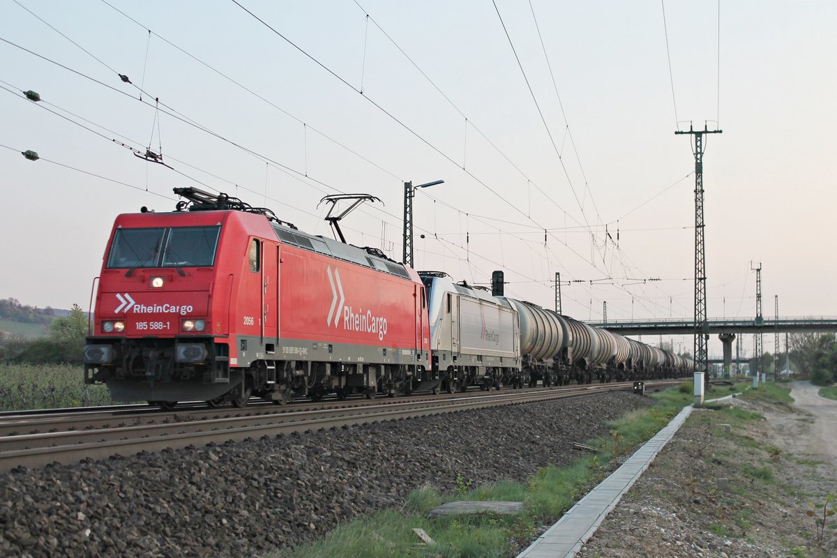 Mit einem leeren Kesselzug aus der Schweiz, fuhr am 03.04.2017 die Maquarie/RHC 2056 (185 588-1 ...