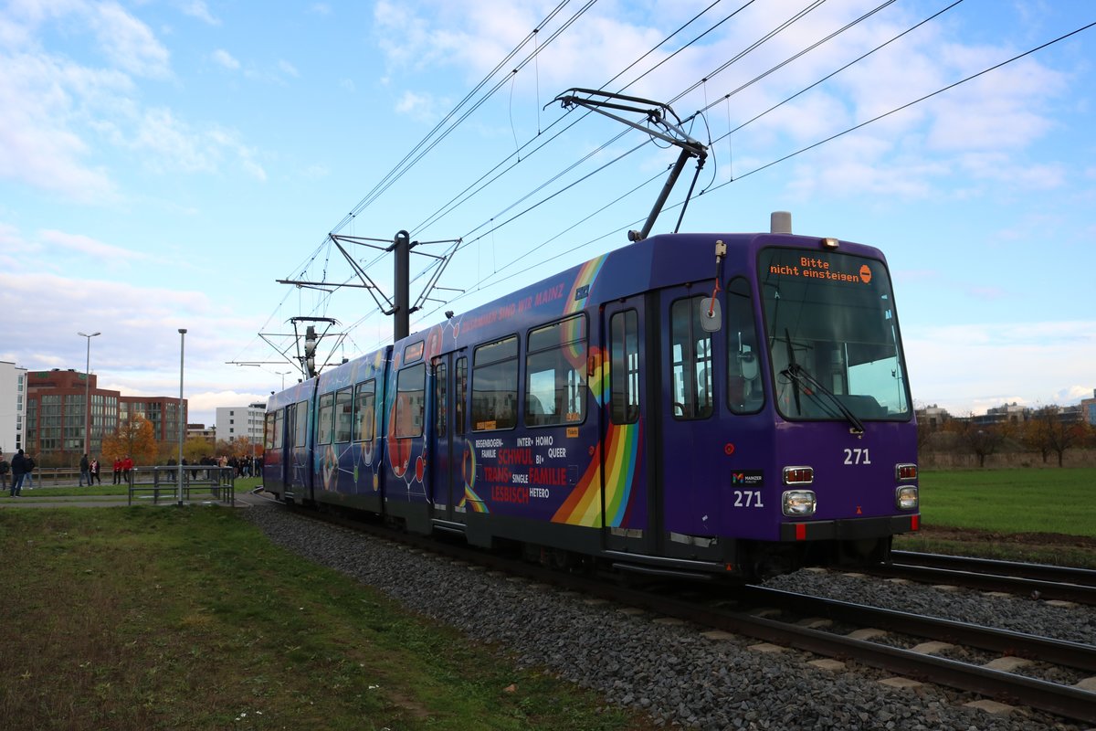 MVG Düwag M8C Wagen 271 am 09.11.19 in Mainz in der Nähe der Opel Arena (Fußballstadion ...