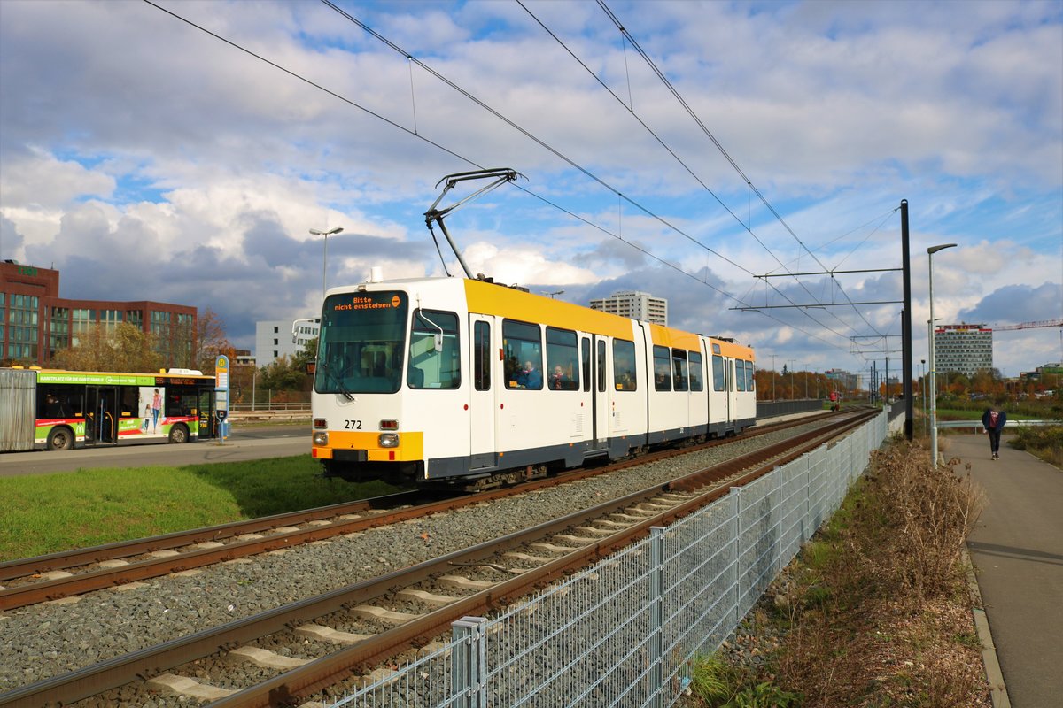 MVG Düwag M8C Wagen 272 am 09.11.19 in Mainz in der Nähe der Opel Arena (Fußballstadion ...