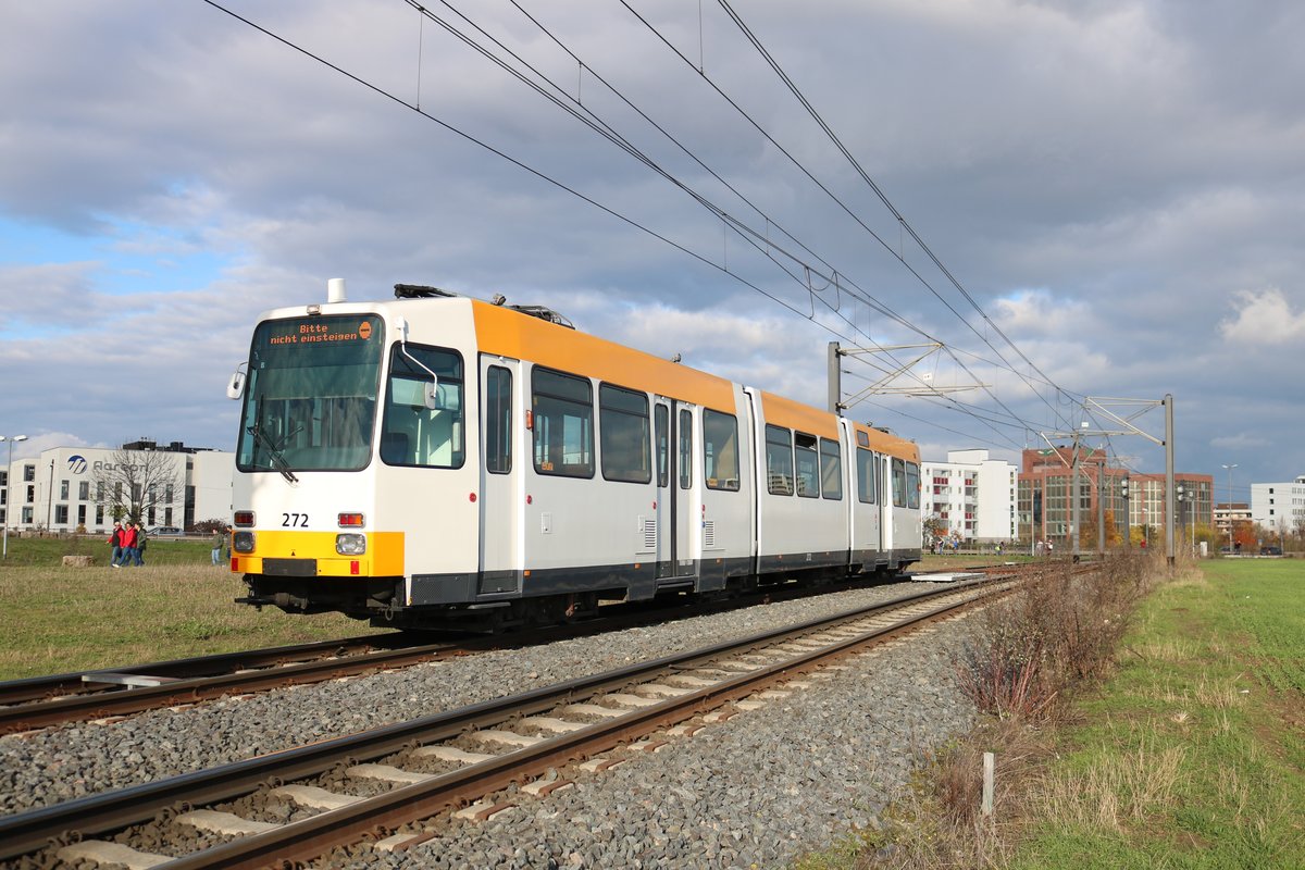 MVG Düwag M8C Wagen 272 abgebügelt am 09.11.19 in Mainz in der Nähe der Opel Arena ...