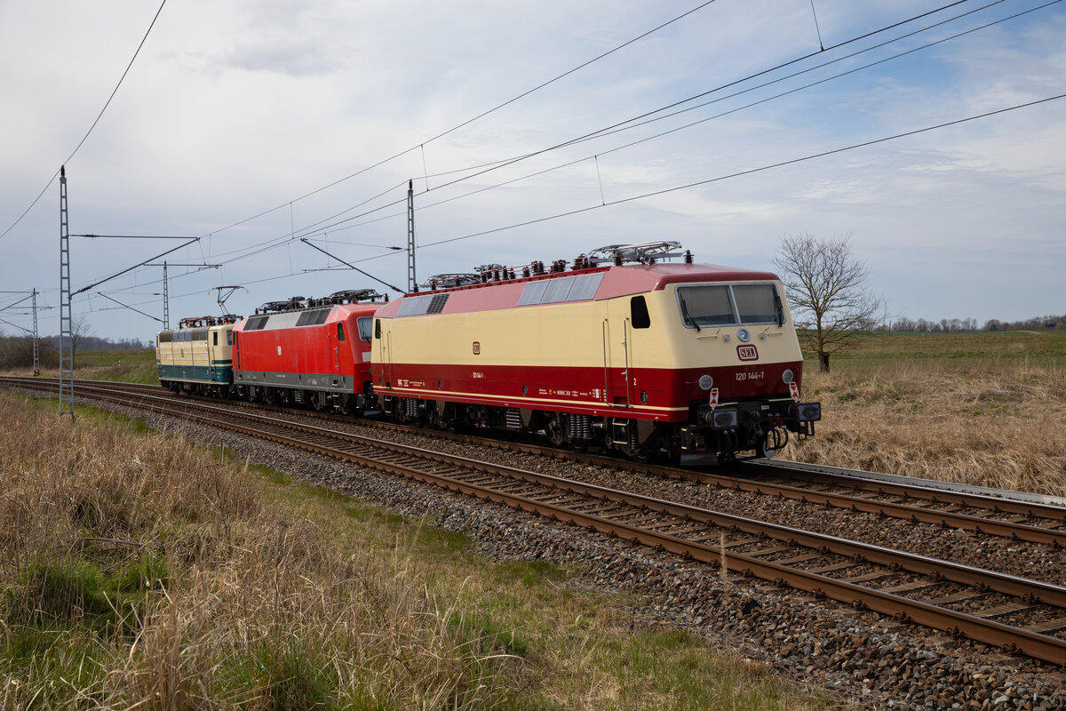 Nachschuss auf SEL 181 211 mit 120 134 & 120 144. Am 12.04.2023 in Zirkow Hof aufgenommen ...