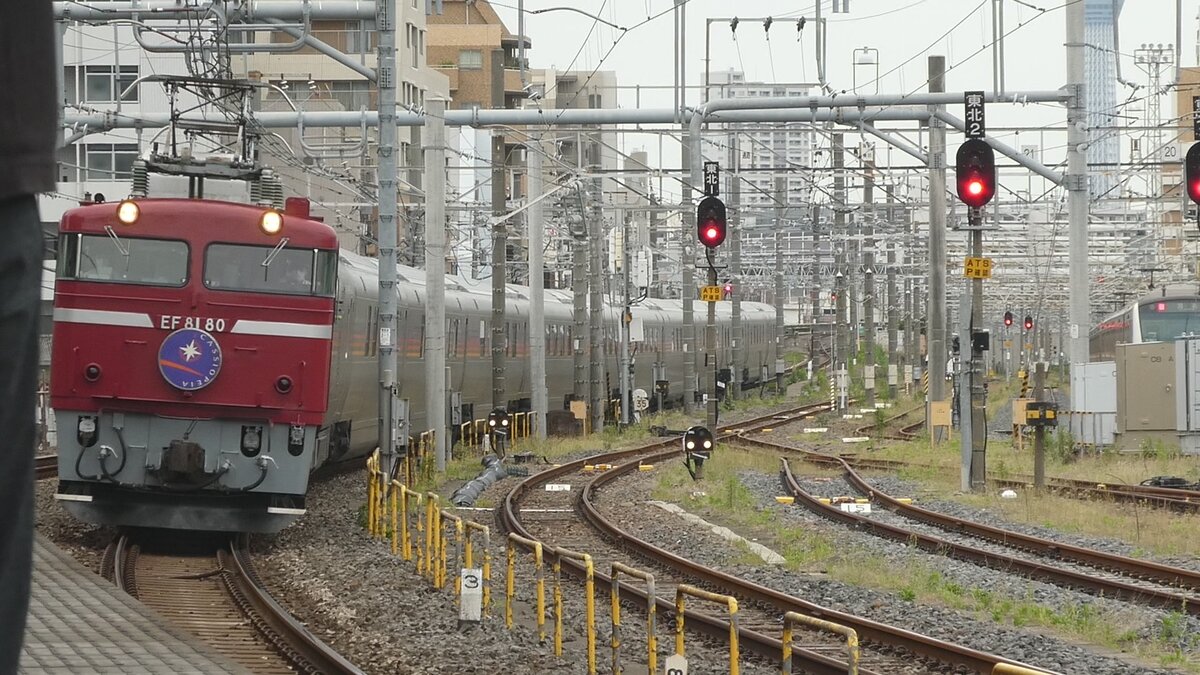 Nachtzug "CASSIOPEA" von Ueno nach Morioka mit E-Lok EF81-80 am 11.06.2022, Oku Bahnhof ...