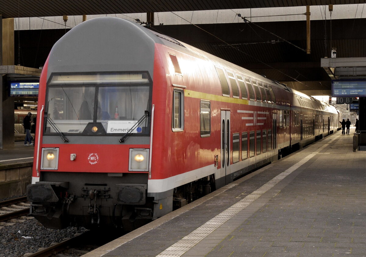 Steuerwagen der Gattung DABbuzf 777 mit einem RE der Linie 3 (Stralsund ...