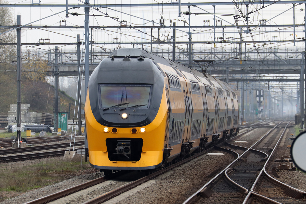 NS 8635 in Lage Zwaluve 2.12.2022 - Bahnbilder.de