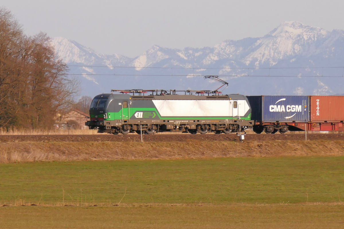 1216 237 ist mit EC 77 (Prag - Wr. Neustadt) unterwegs - Bahnbilder.de