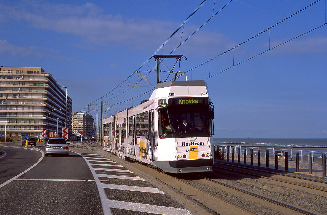 Die Kusttram am Strand von Oostende auf dem Weg gen Süden zwischen den ...