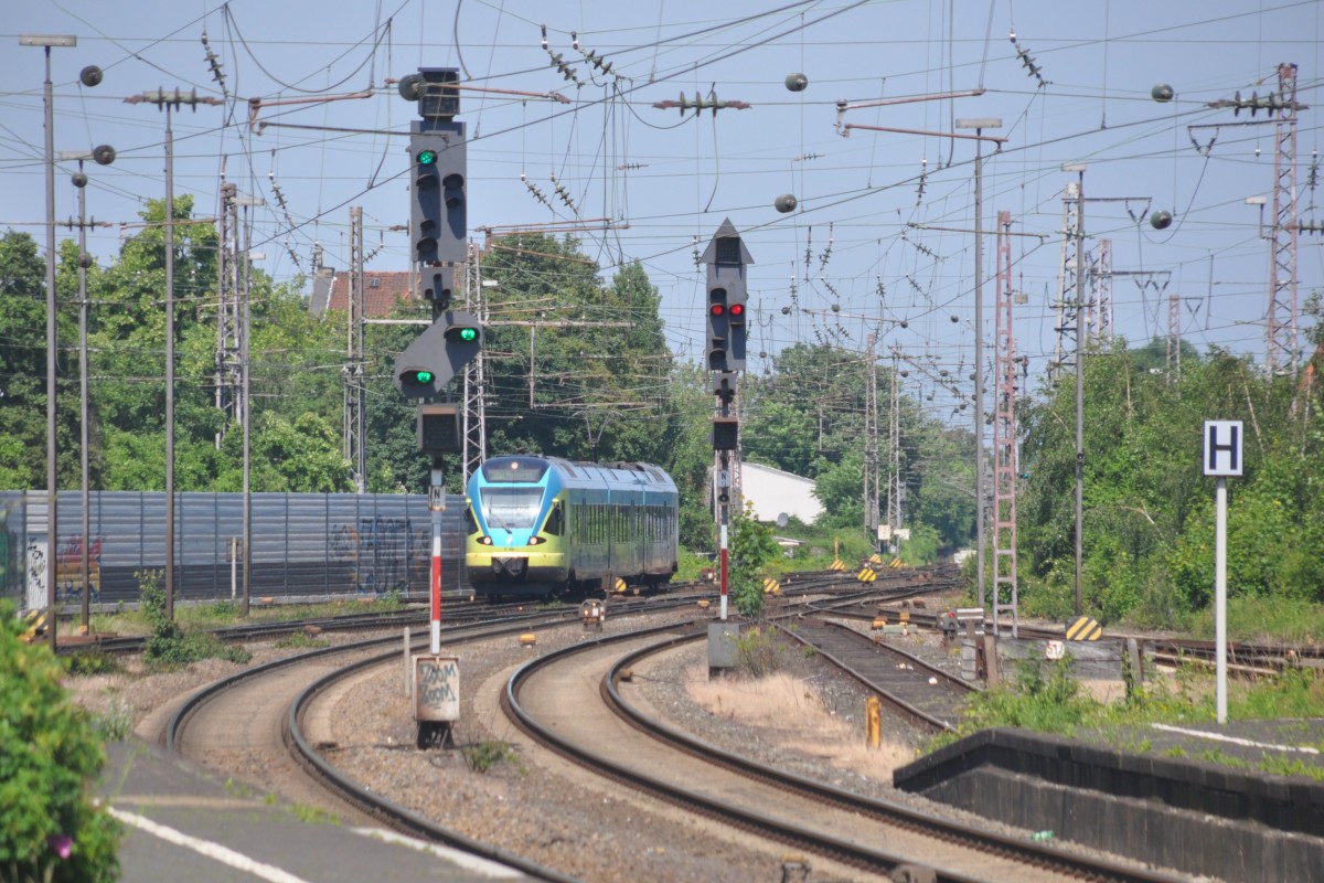 OSNABRÜCK, 09.06.2014, RB 61 der Westfalenbahn nach Bielefeld Hbf kurz vor der Einfahrt in ...