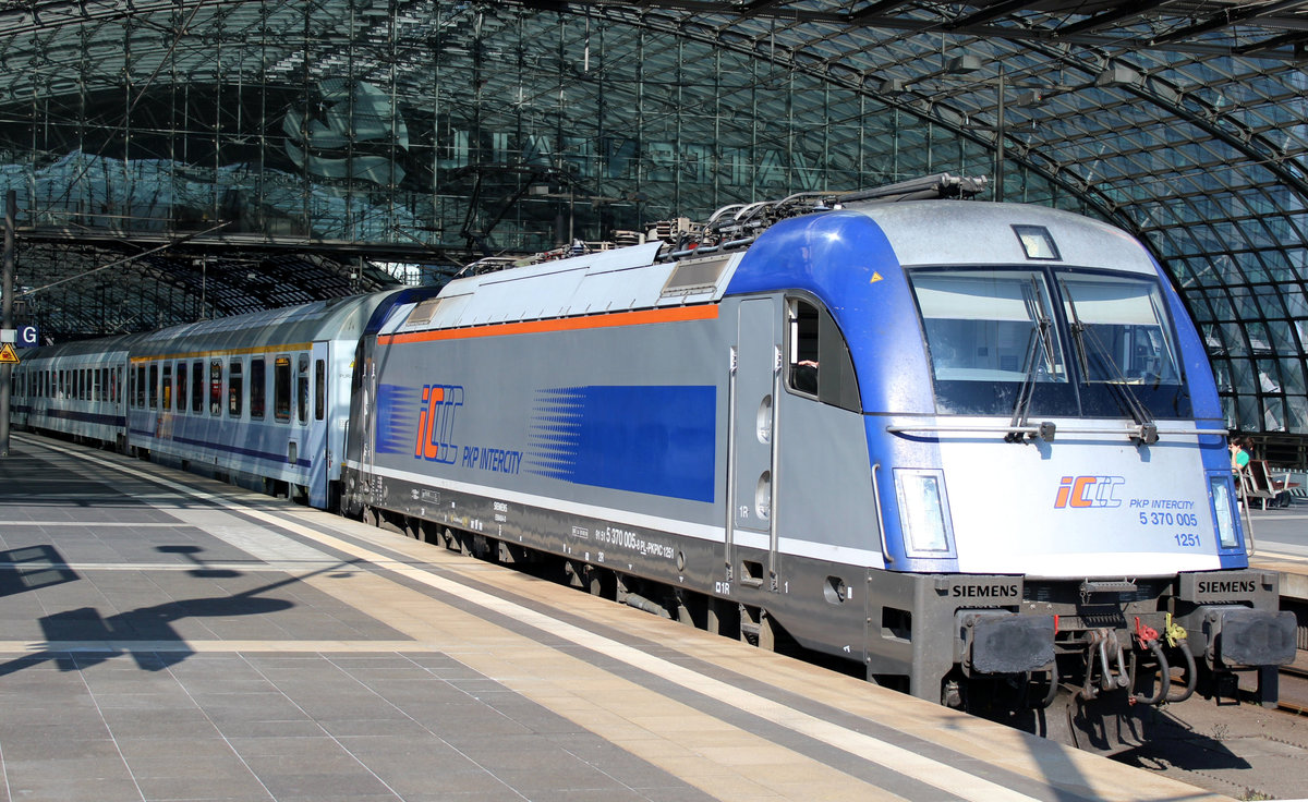 PKP 5 370 005 am 09.08.14 mit EC 43 nach Warschau bei der Ausfahrt in Berlin Hbf - Bahnbilder.de
