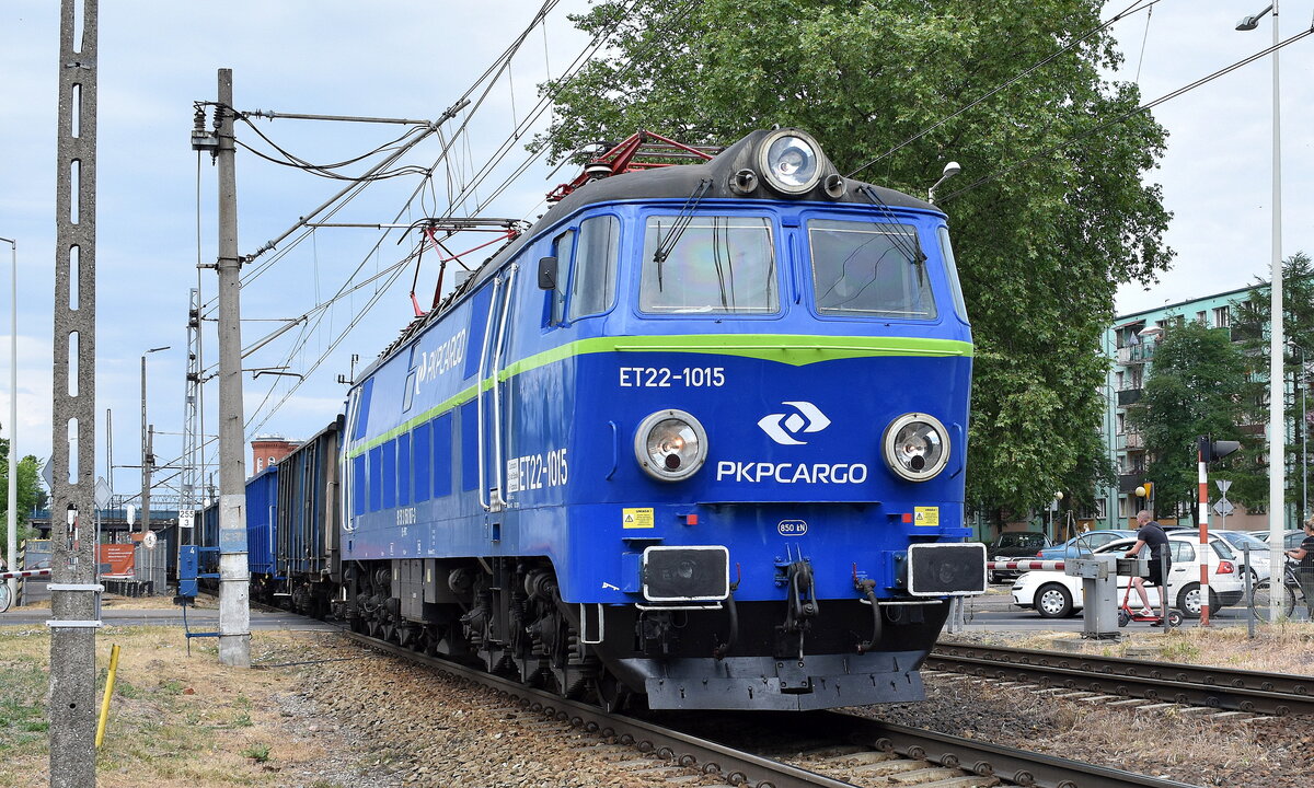 PKP Cargo mit ihrer "ET22-1015" (NVR: "91 51 3 150 187-3 PL-PLPC") und einem Ganzzug ...