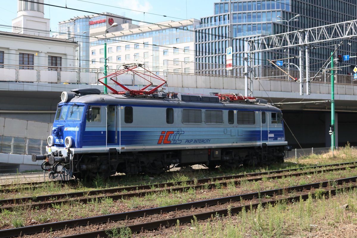 PKP IC Altbaulok EP07 375 140 074-2 am 16.07.18 in Poznan Glownly (Polen) vom Bahnsteig aus ...
