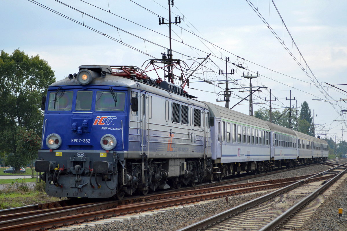PKP Intercity spółka z o.o., Warszawa mit der E-Lok "EP07-382" (NVR: "91 51 1 140 078-3 PL-PKPIC ...