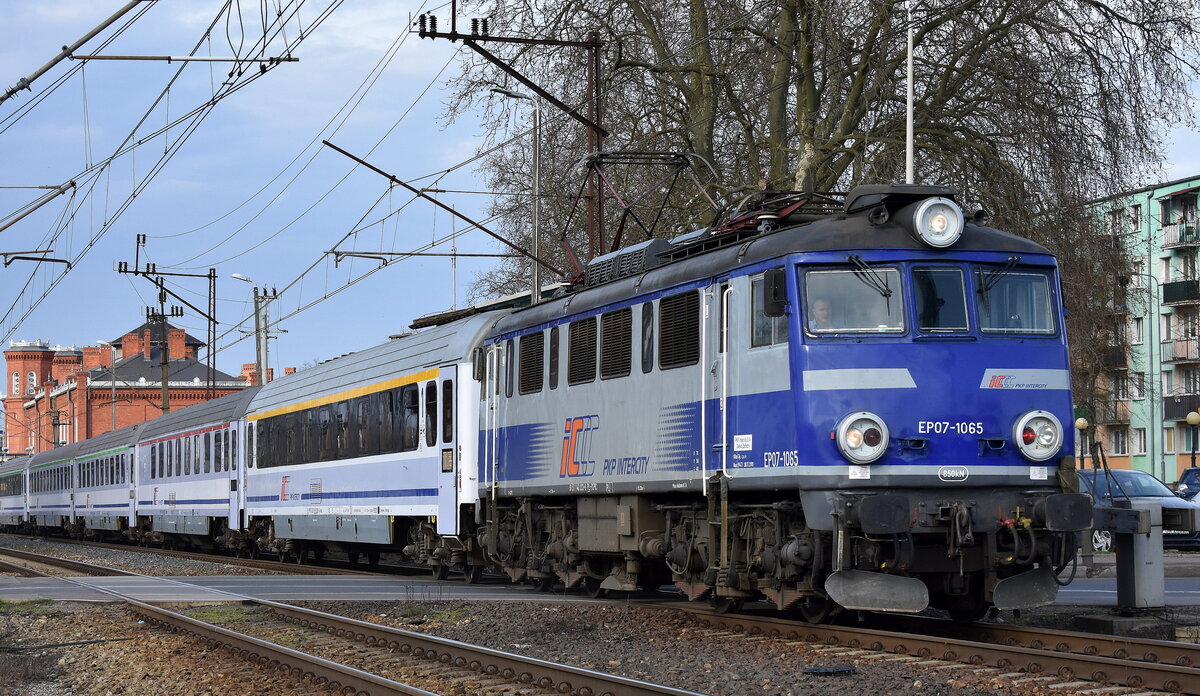 PKP Intercity mit einem ihrer achtteiligen STADLER FLIRT "ED160-011a/2 150 133-8" bei der ...
