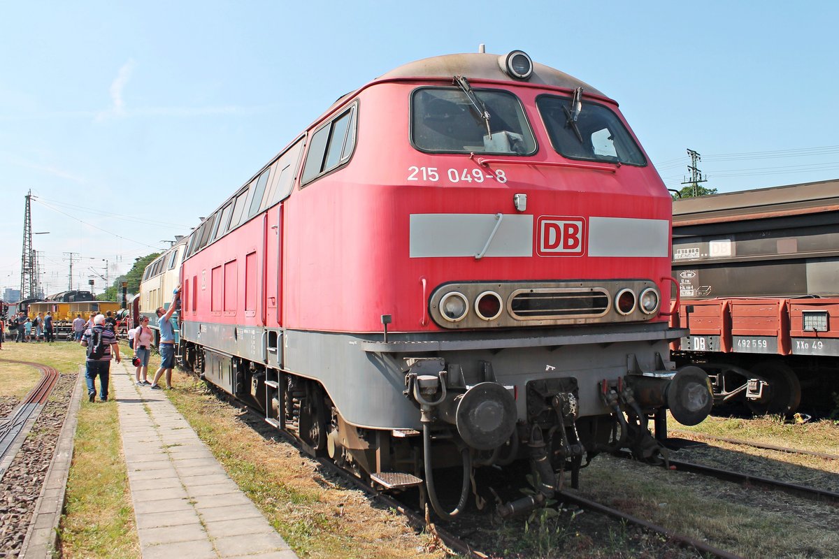 Portrait von 215 049-8, als diese am 22.06.2019 zusammen mit 217 014-0 während dem Sommerfest im ...