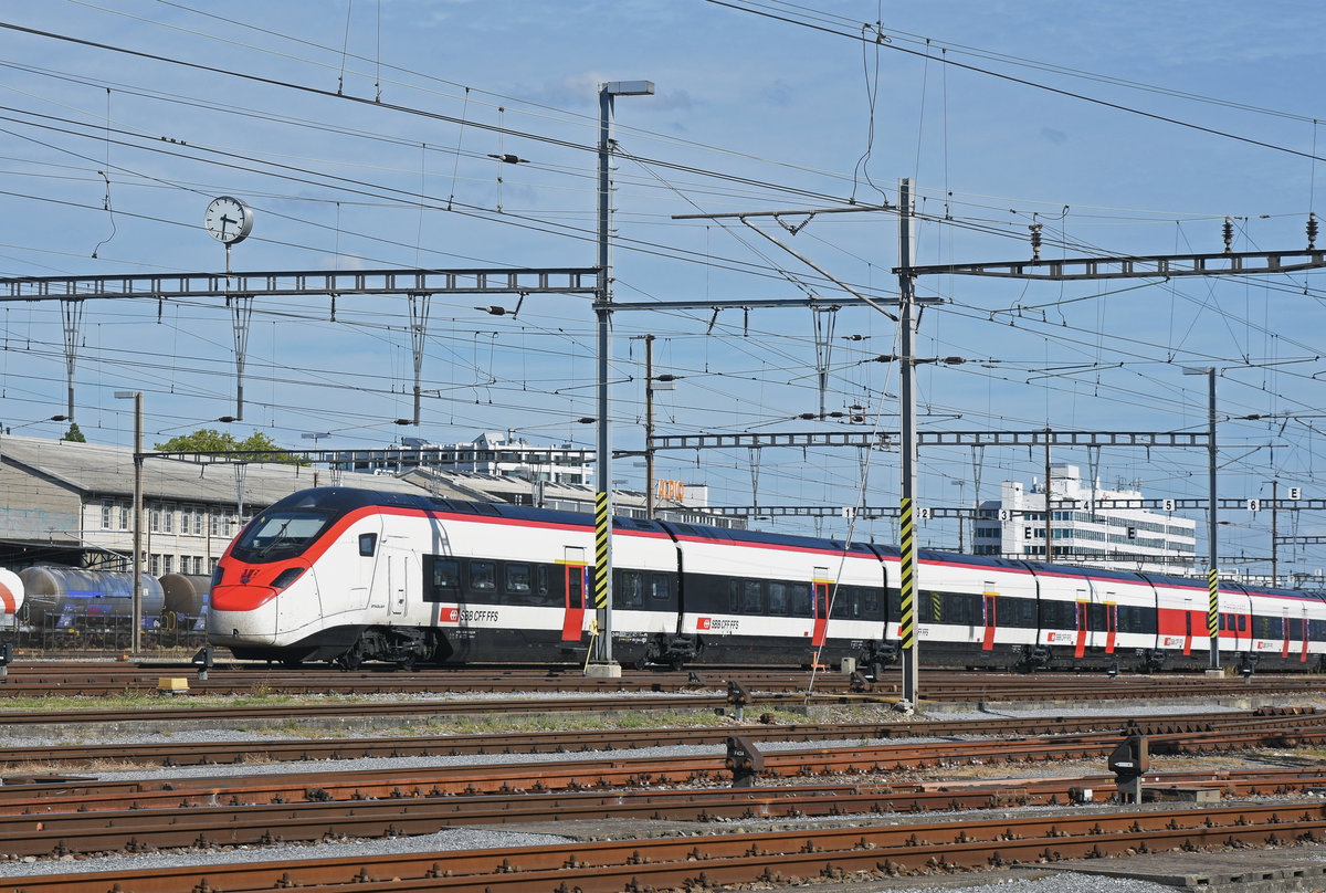 RABe 501 005-9 steht auf einem Abstellgleis hinter dem Bahnhof SBB - Bahnbilder.de