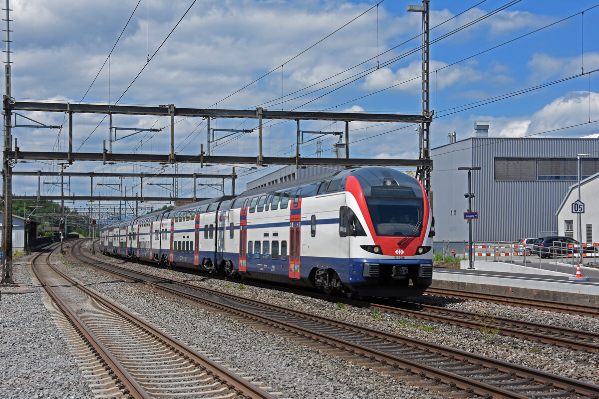 SBB KISS RABe 511 018 am 18.5.23 bei der Einfahrt in den Hauptbahnhof Zürich - Bahnbilder.de