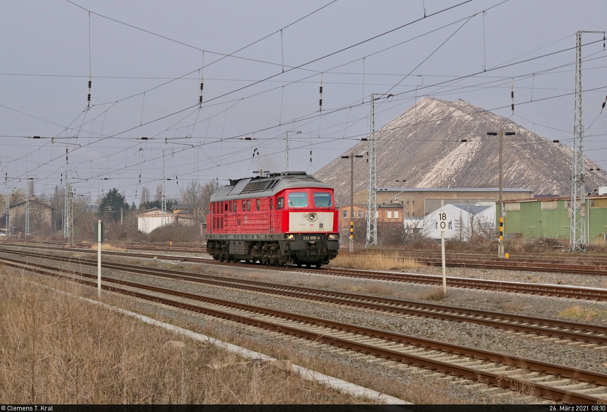 Rangieren mit der 232 908-4 in Teutschenthal Nach dem Gleiswechsel am Bü Straße der Einheit geht ...