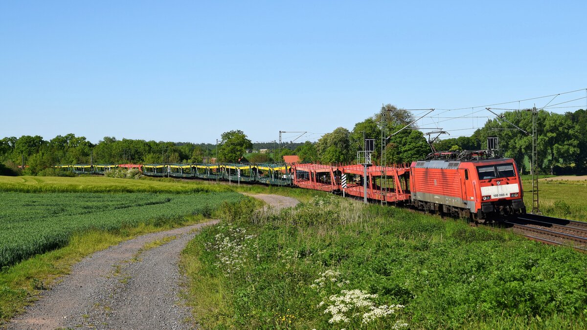Re 10/10, mit den Loks 11666 und 11324, durchfahren den Bahnhof ...