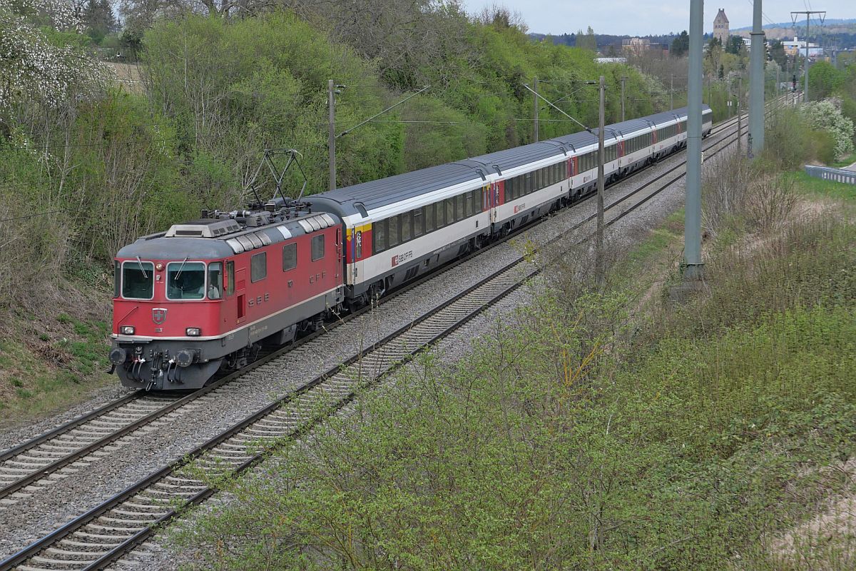 Re 420 121-5 mit den Wagen des IC 487, Singen (Hohentwiel) - Zürich, wurde am 16.04.2022 kurz ...