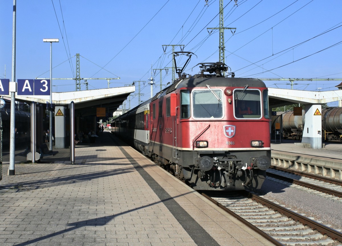 Re 4/4 11303 mit dem IC 281 von Stuttgart nach Zürich HB am Abend des 21.08.13 bei der Ausfahrt ...