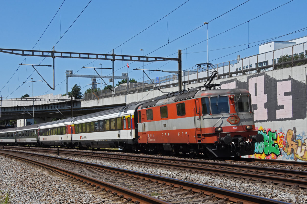 Re 4/4 II 11109 fährt Richtung Bahnhof Muttenz - Bahnbilder.de