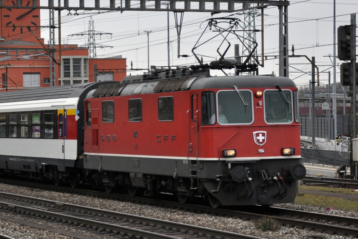 Re 4/4 II 11114 durchfährt den Bahnhof Muttenz - Bahnbilder.de
