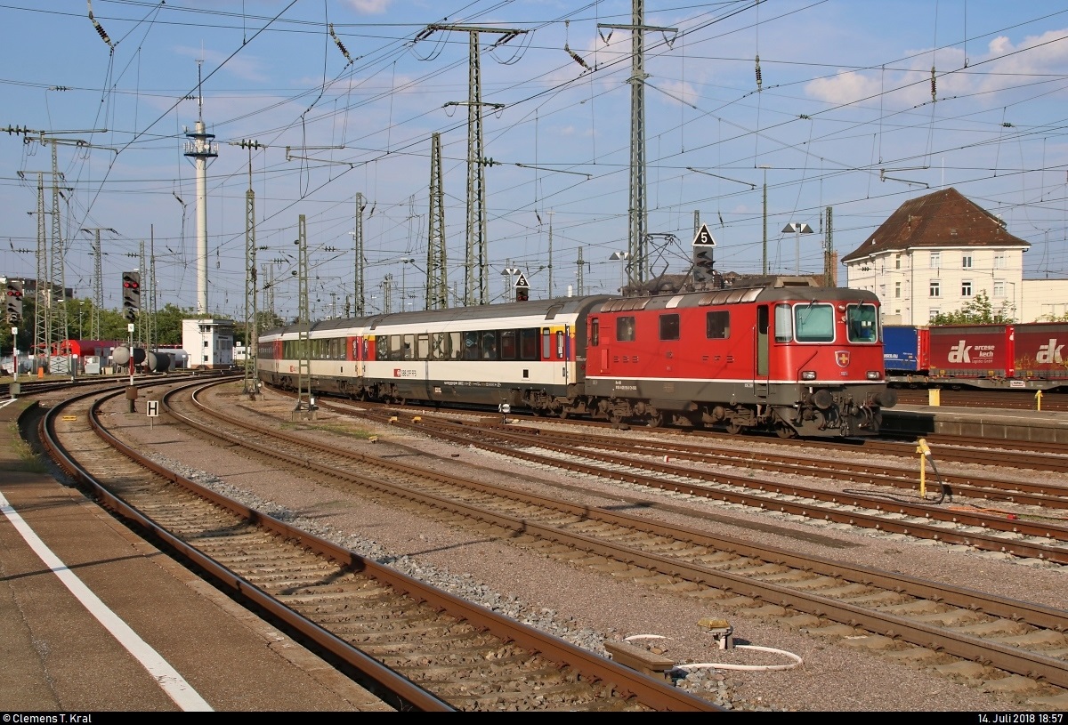Re 4/4 II 11115 (420 115-8) SBB als IC 381 (Linie 87) nach Zürich HB (CH) wird in seinem ...