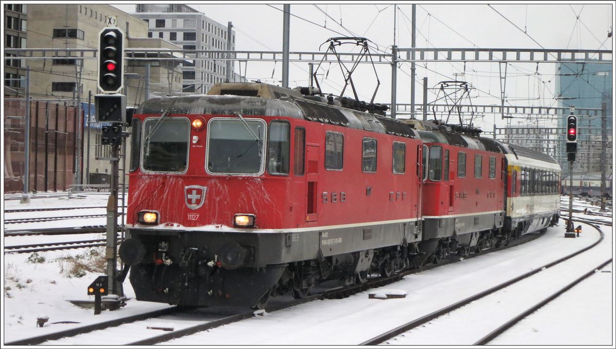 Re 4/4 II 11127 am IC 483 aus Singen ist gekennzeichnet vom Eisregen zwischen Singen und Zürich ...