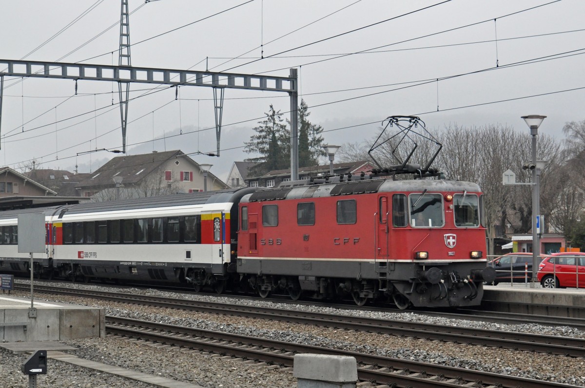 Re 4/4 II 11127 durchfährt den Bahnhof Sissach - Bahnbilder.de