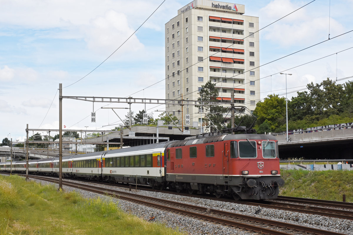 Re 4/4 II 11132 fährt Richtung Bahnhof Muttenz - Bahnbilder.de