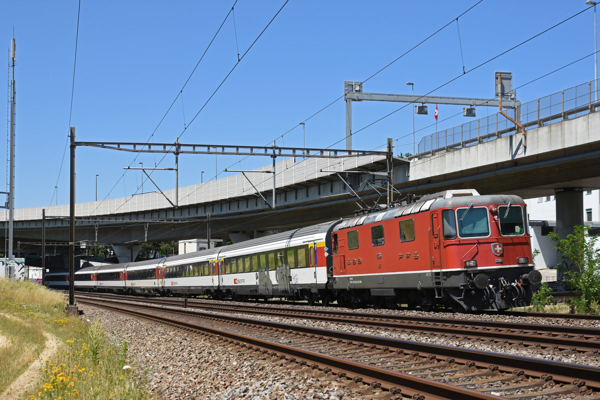 Re 4/4 II 11138 fährt Richtung Bahnhof Muttenz - Bahnbilder.de