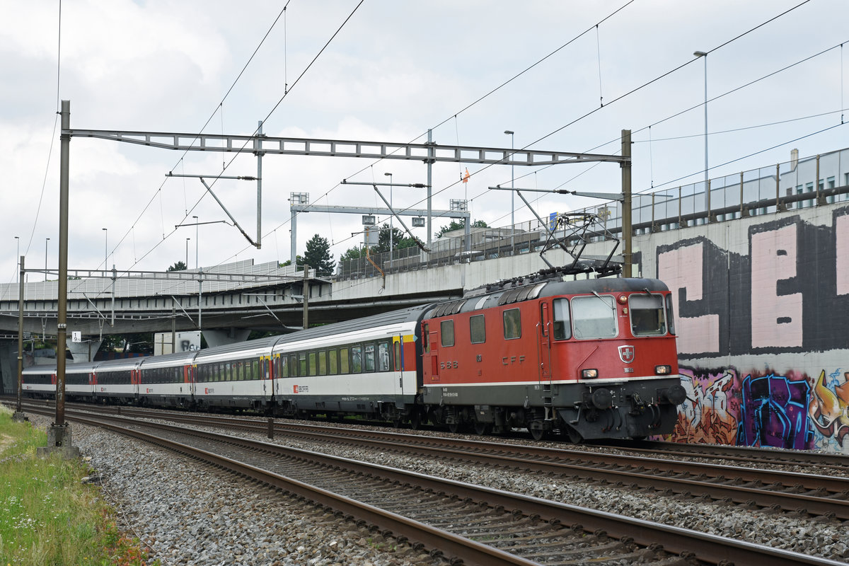 Re 4/4 II 11139 fährt Richtung Bahnhof Muttenz - Bahnbilder.de