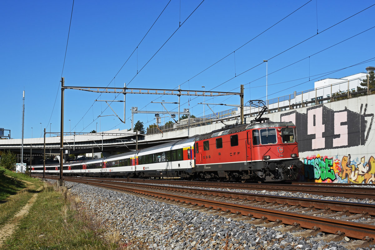 Re 4/4 II 11140 fährt Richtung Bahnhof Muttenz - Bahnbilder.de