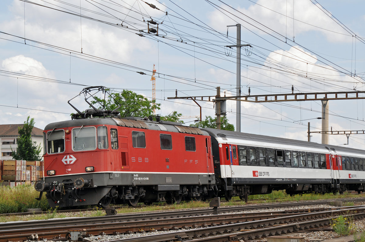 Re 4/4 II 11141 durchfährt den Bahnhof Pratteln - Bahnbilder.de