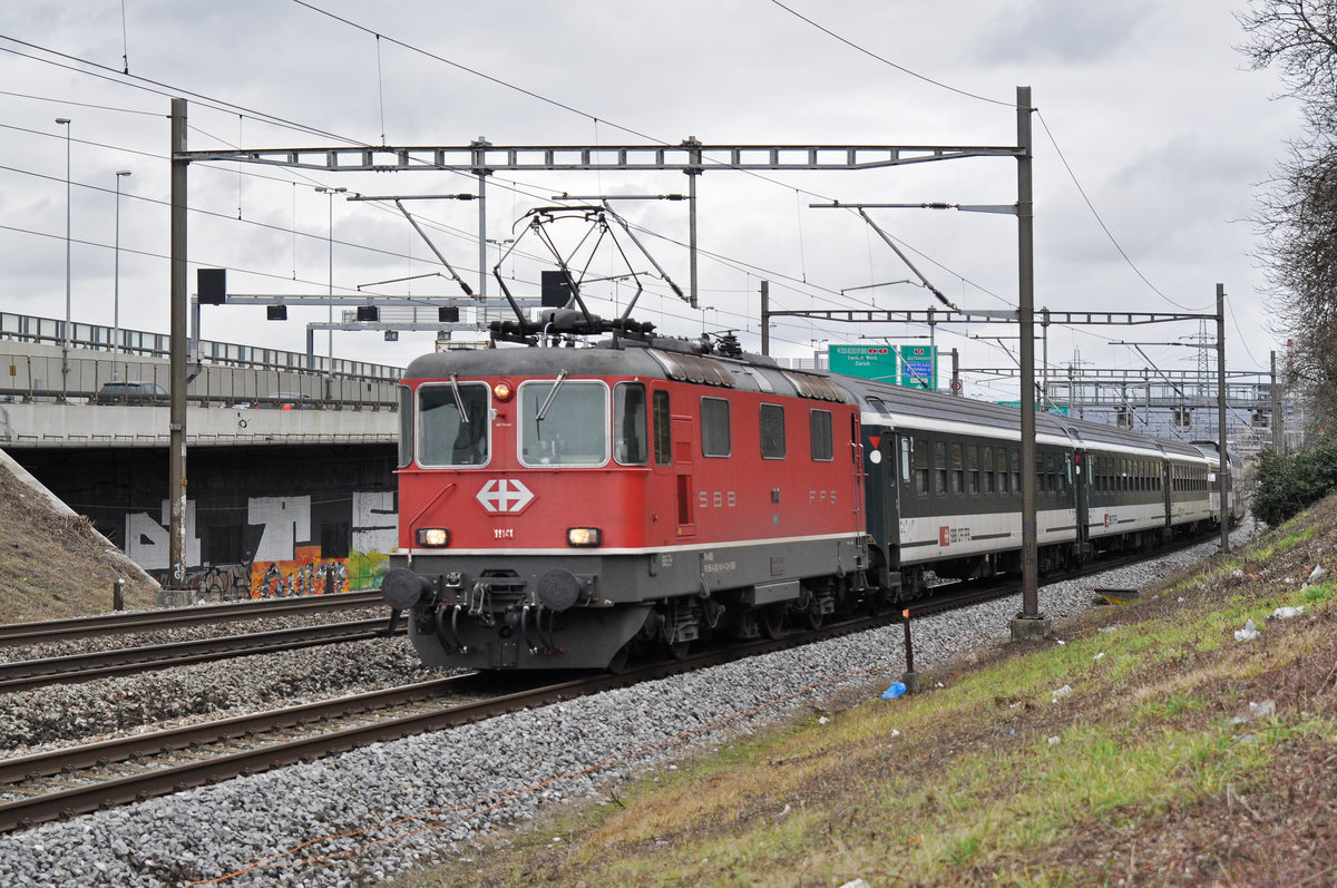 Re 4/4 II 11141 fährt Richtung Bahnhof SBB. Die Aufnahme stammt vom 28.12.2017. - Bahnbilder.de
