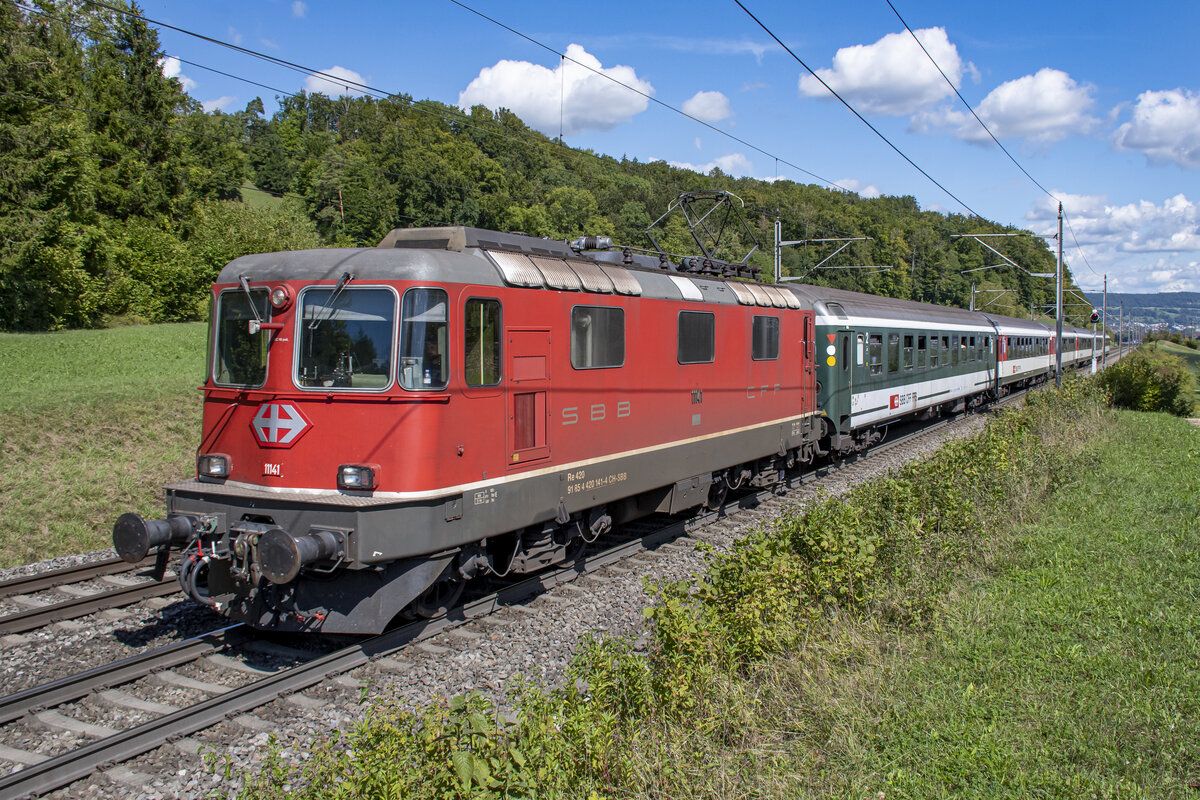 Re 4/4 II 11141 ist mit einem Extrazug unterwegs in Richtung Basel, aufgenommen bei Villnachern ...