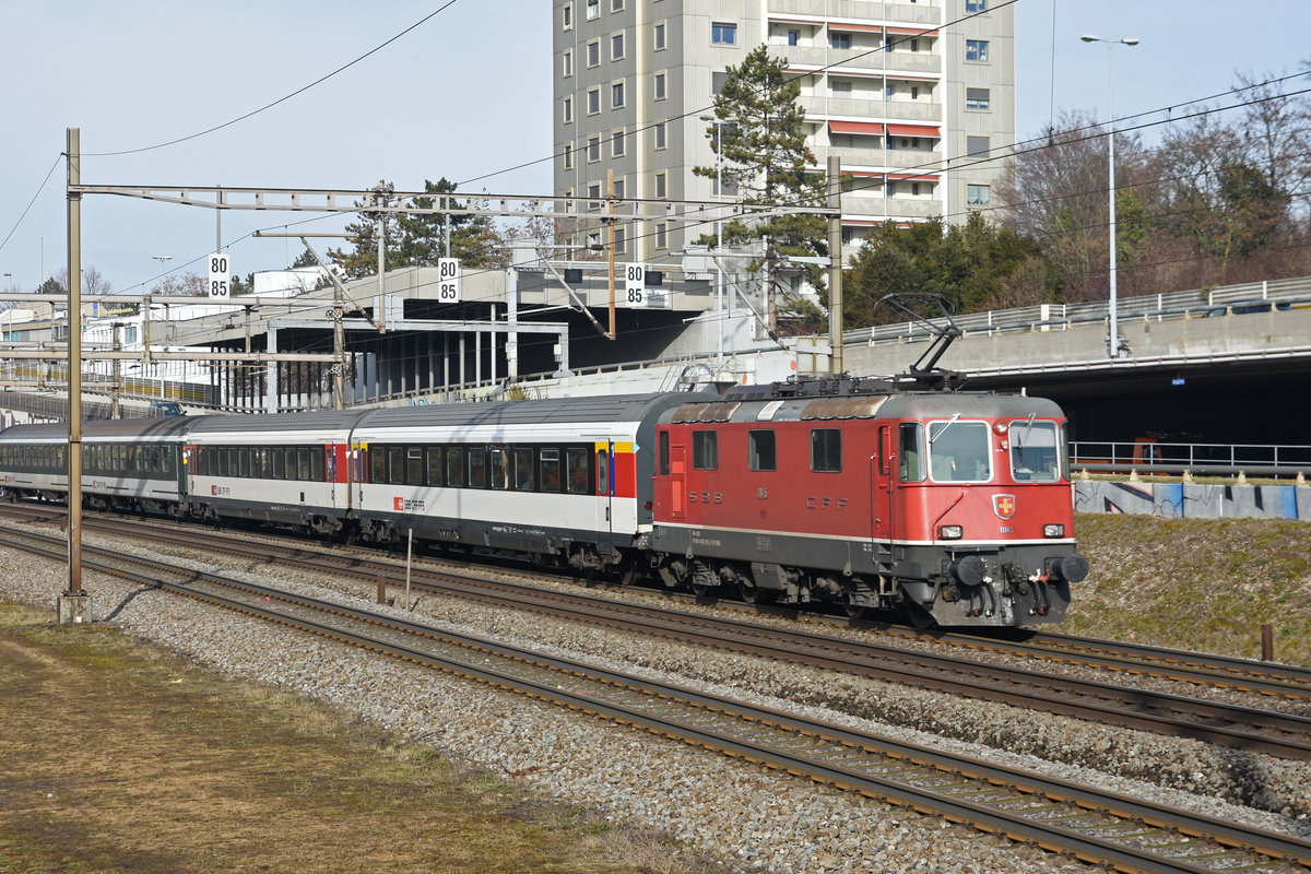 Re 4/4 II 11145 fährt Richtung Bahnhof Muttenz - Bahnbilder.de