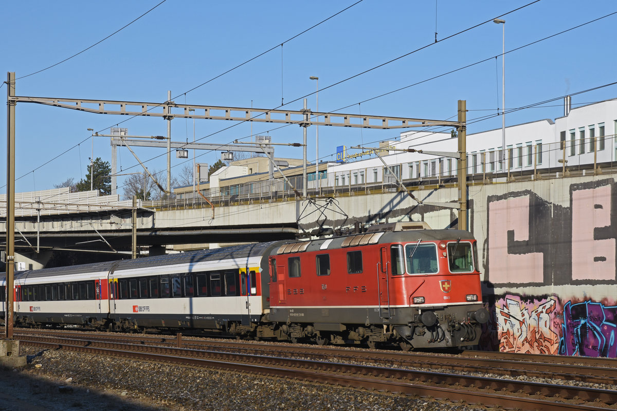 Re 4/4 II 11149 fährt Richtung Bahnhof Muttenz - Bahnbilder.de