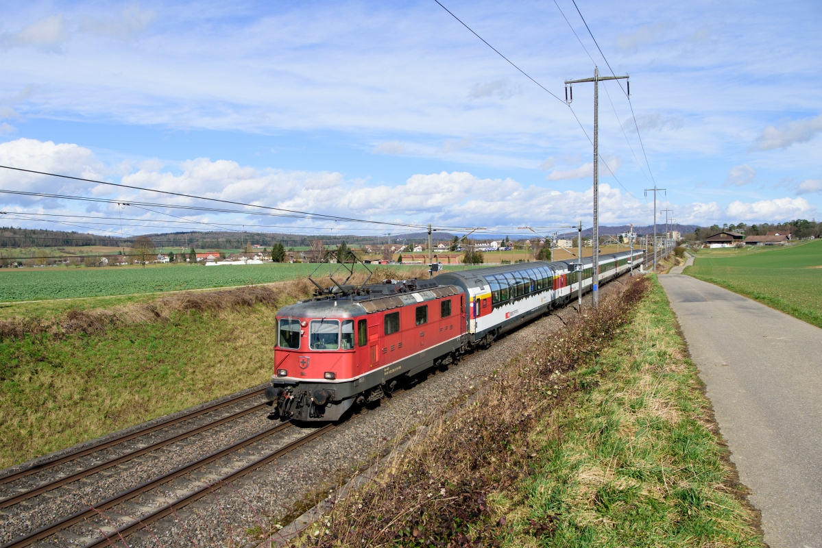 Re 4/4 II 11150 am 01.03.2020 mit dem IC 483 bei Niederglatt - Bahnbilder.de