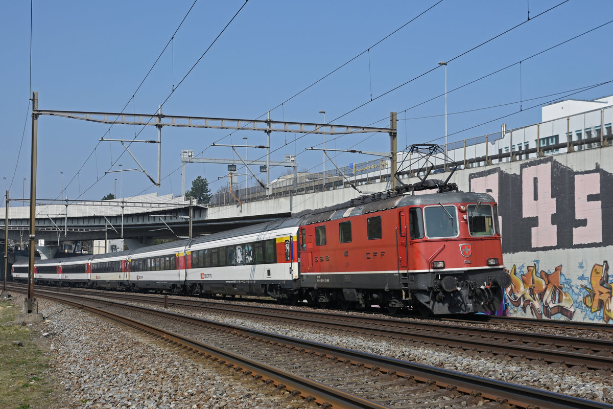 Re 4/4 II 11154 fährt Richtung Bahnhof Muttenz - Bahnbilder.de